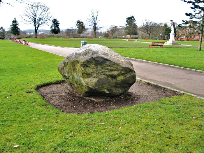 Broadfield Park Glacial Boulder, Greater Manchester | Megalithic Portal