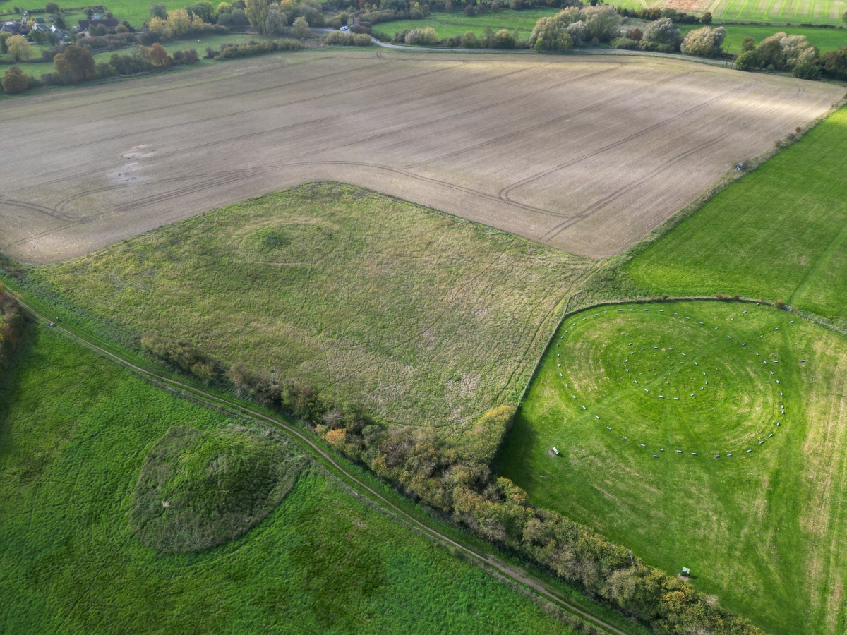Bowl Barrow South of the Sanctuary [Seofen beorgas, Seven barrows ...