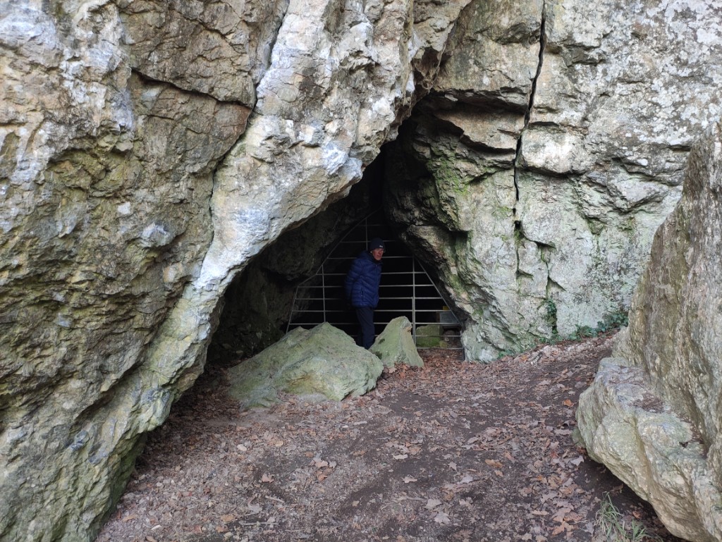 Pixie's Hole Gallery : The Megalithic Portal and Megalith Map: