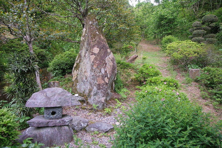 Narumi [成見] Standing Stone (Menhir) : The Megalithic Portal and ...