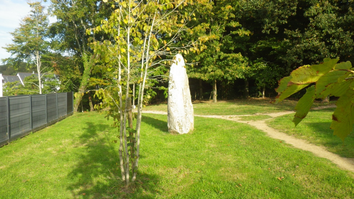 Menhir de Kerbiquette 1 Standing Stone (Menhir) : The Megalithic Portal ...
