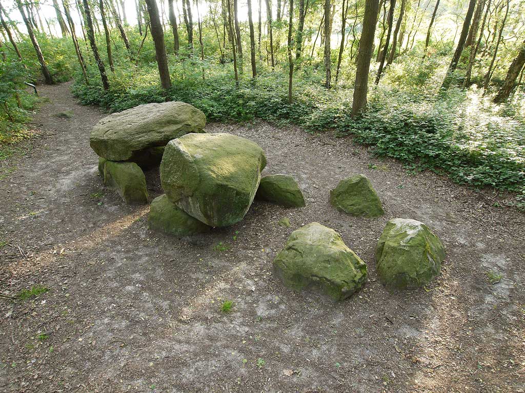 Lindern Herrensand Huenensteine [Lindern Grab II, Hünensteine im ...