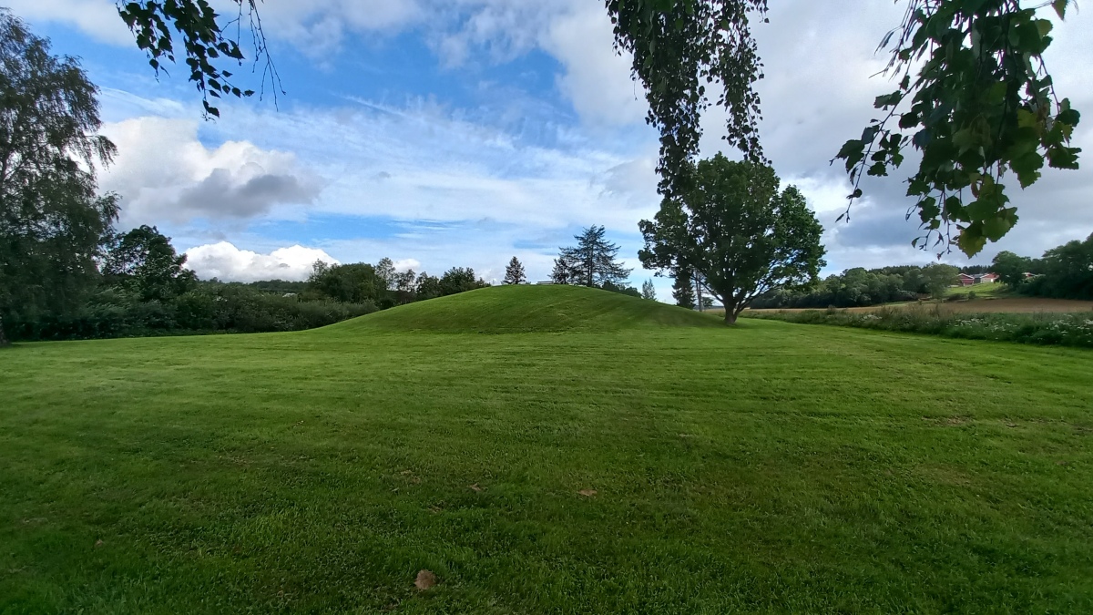 Oseberg mound [Slagen] Round Barrow(s) : The Megalithic Portal and ...