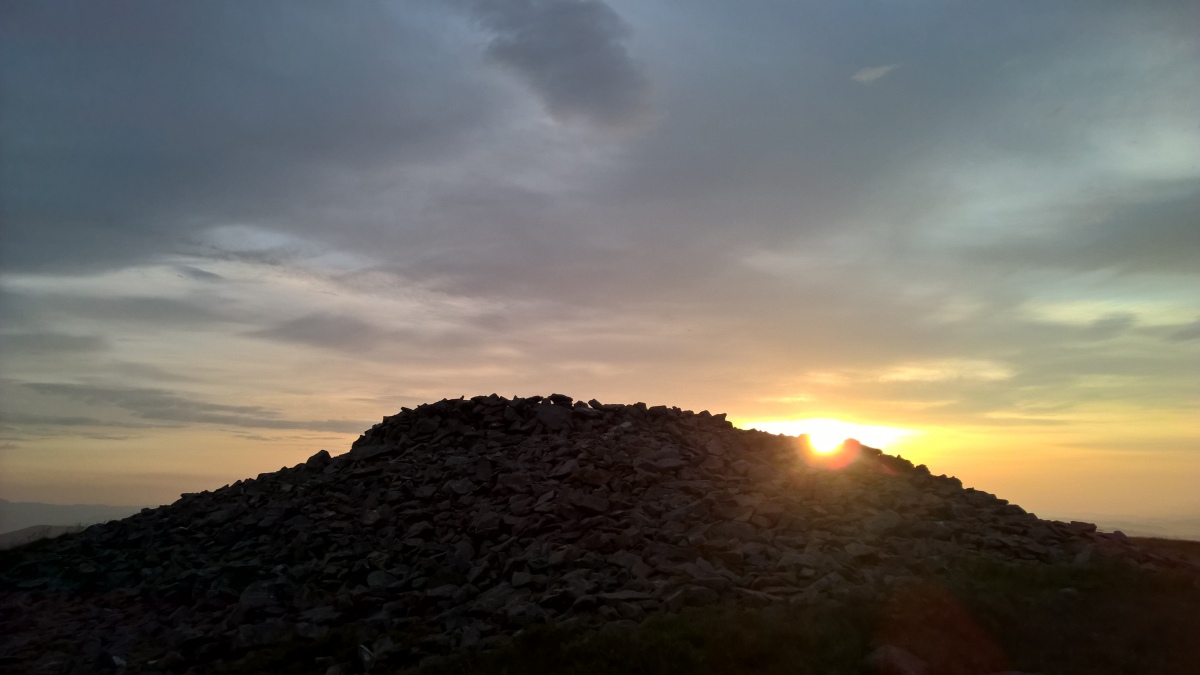 Pen Pumlumon-Arwystli Cairn : The Megalithic Portal and Megalith Map: